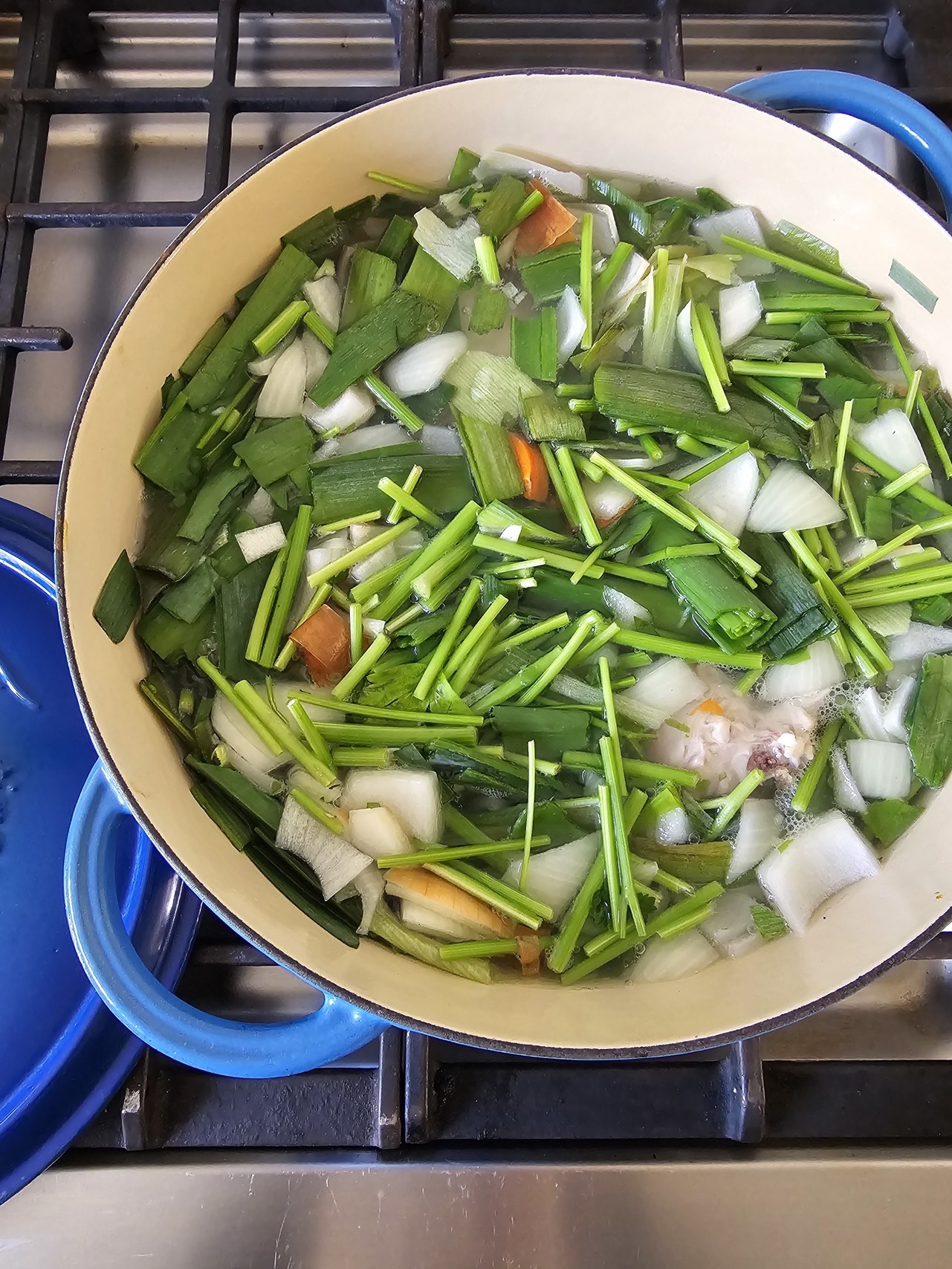 RECIPE: Simple or Roasted Vegetable Stock - Bluedot Living